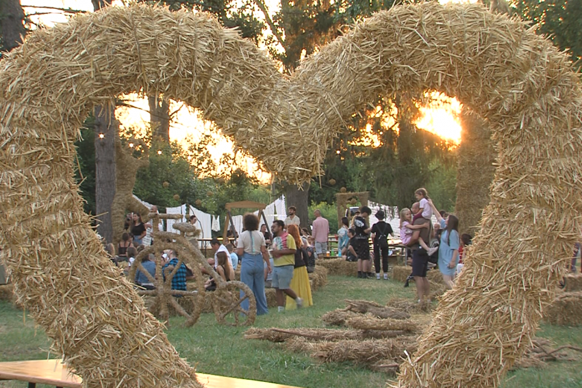 Slamnate skulpture zavladale Kozjakom na 17. Slama Land Art Festivalu | STV.HR