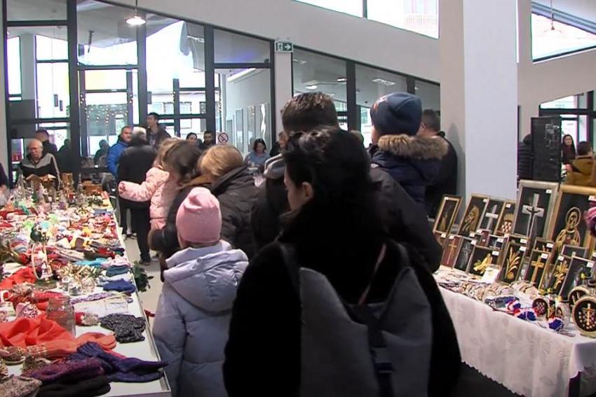 Valpovčani uživali u božićnom sajmu, tamburašima i dolasku Motomrazova | STV.HR